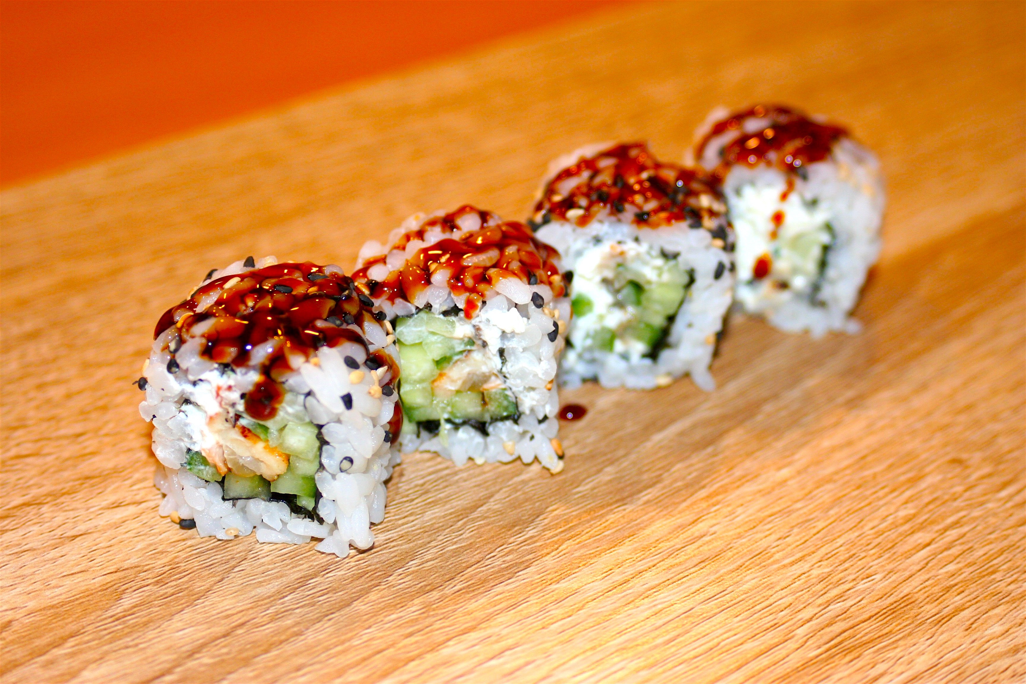 Урамаки Филаделфия – Salmon Sushi Bar